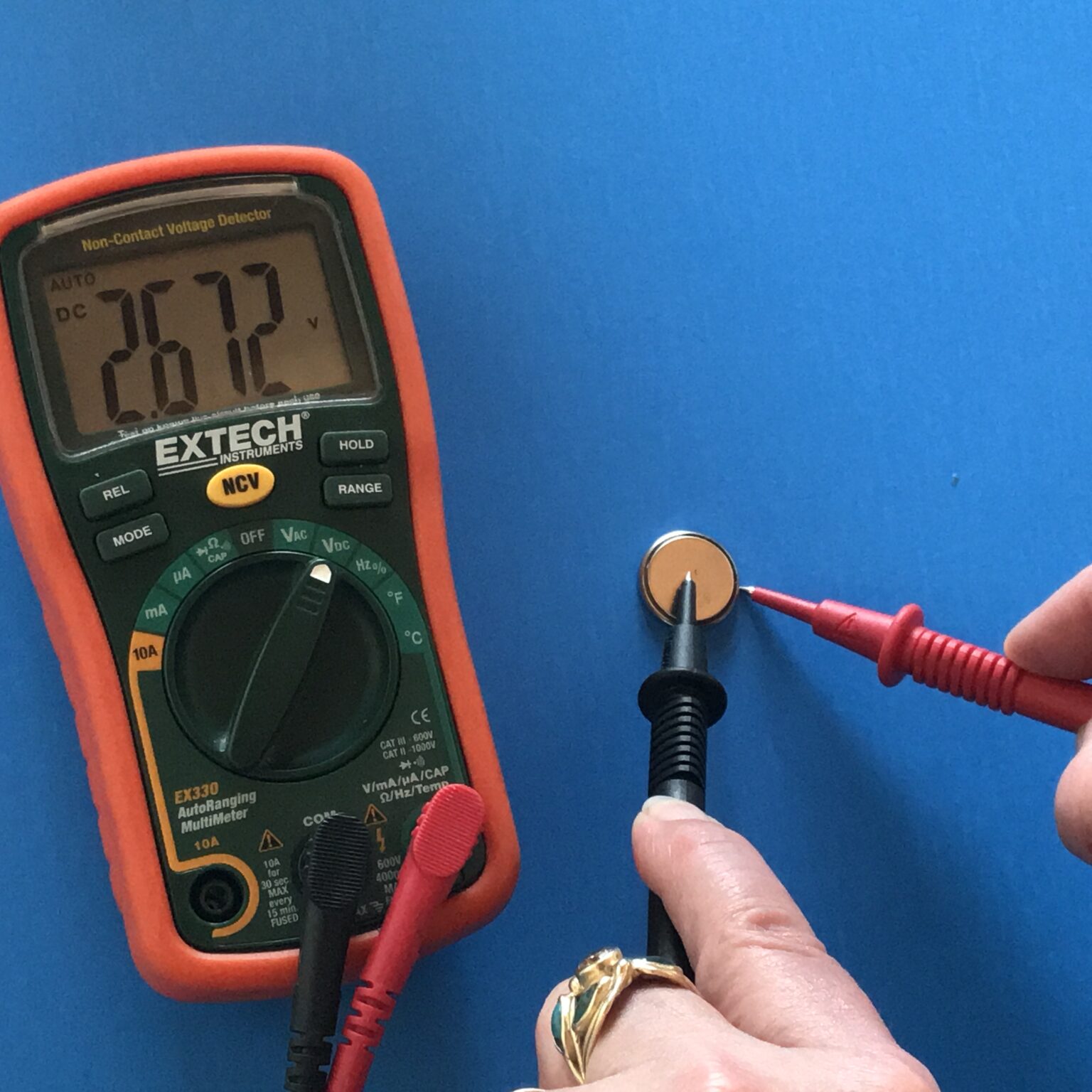Measuring Battery Voltage Using a Multimeter | Chibitronics